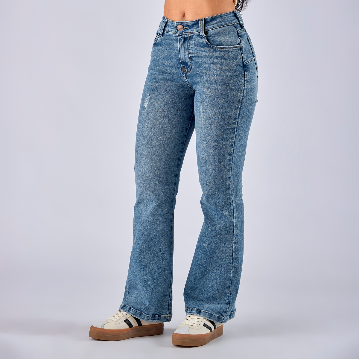 Ref: 552715 Jean flare boot licrado tiro medio en denim color azul med ...